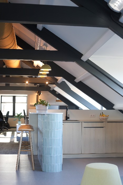 Werkruimte met frisse uitstraling en lounge bar: kantoorruimte Van ...